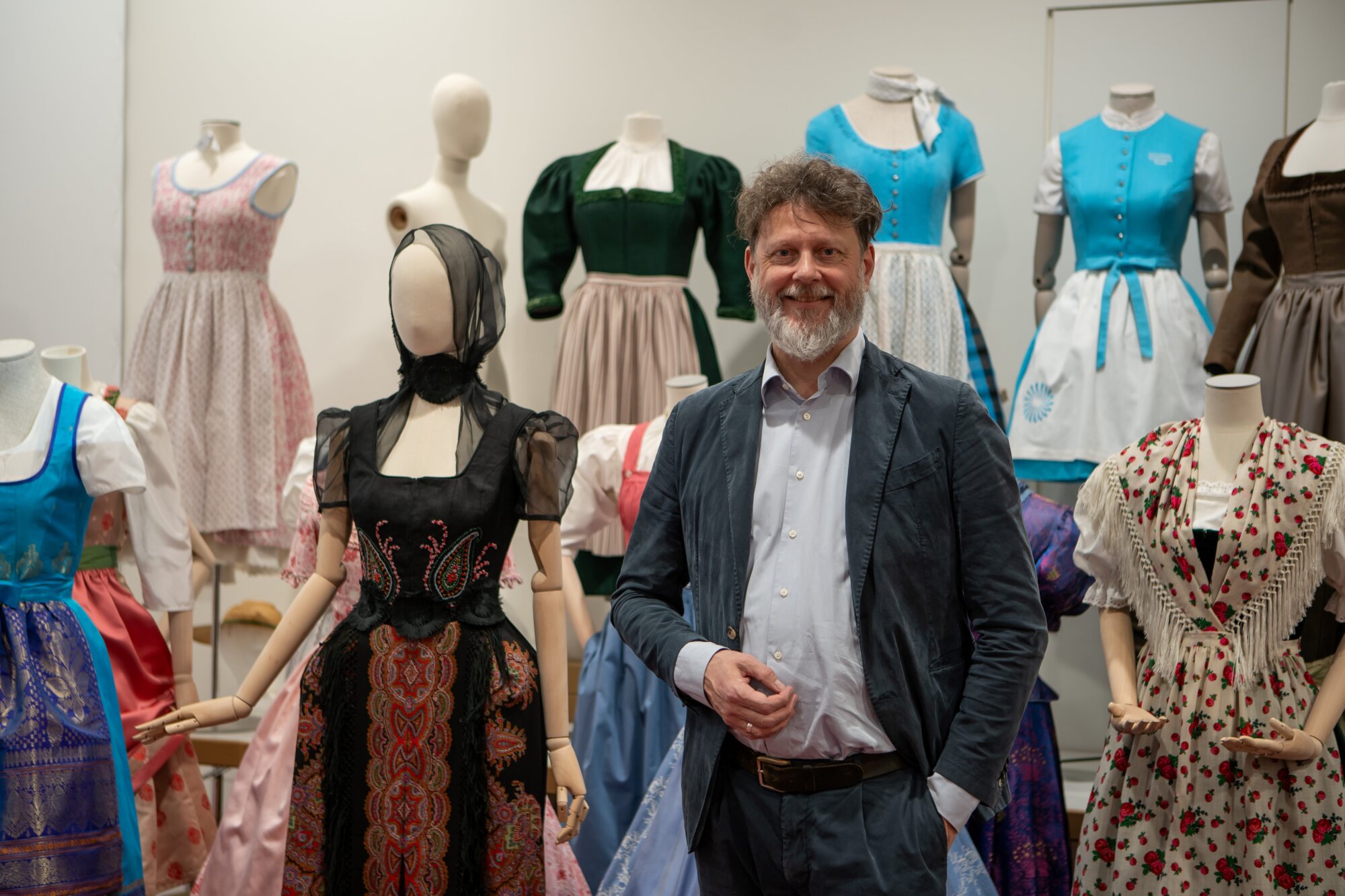 Dirndl im Rampenlicht: Sonderausstellung im Textil- und Industriemuseum ...