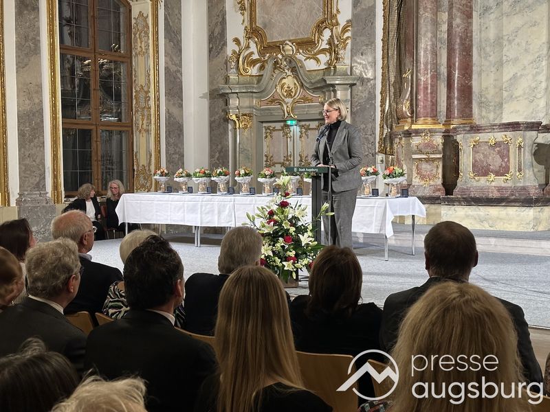 Verdienstmedaille „Für Augsburg“ | Stadt ehrt engagierte Bürgerinnen ...